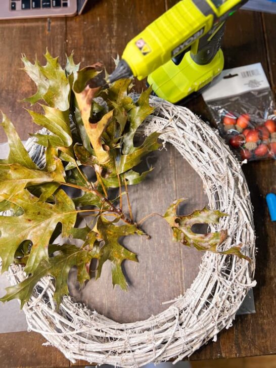 How to Make a Foraged Oak Leaves Wreath for Fall the Easy Way